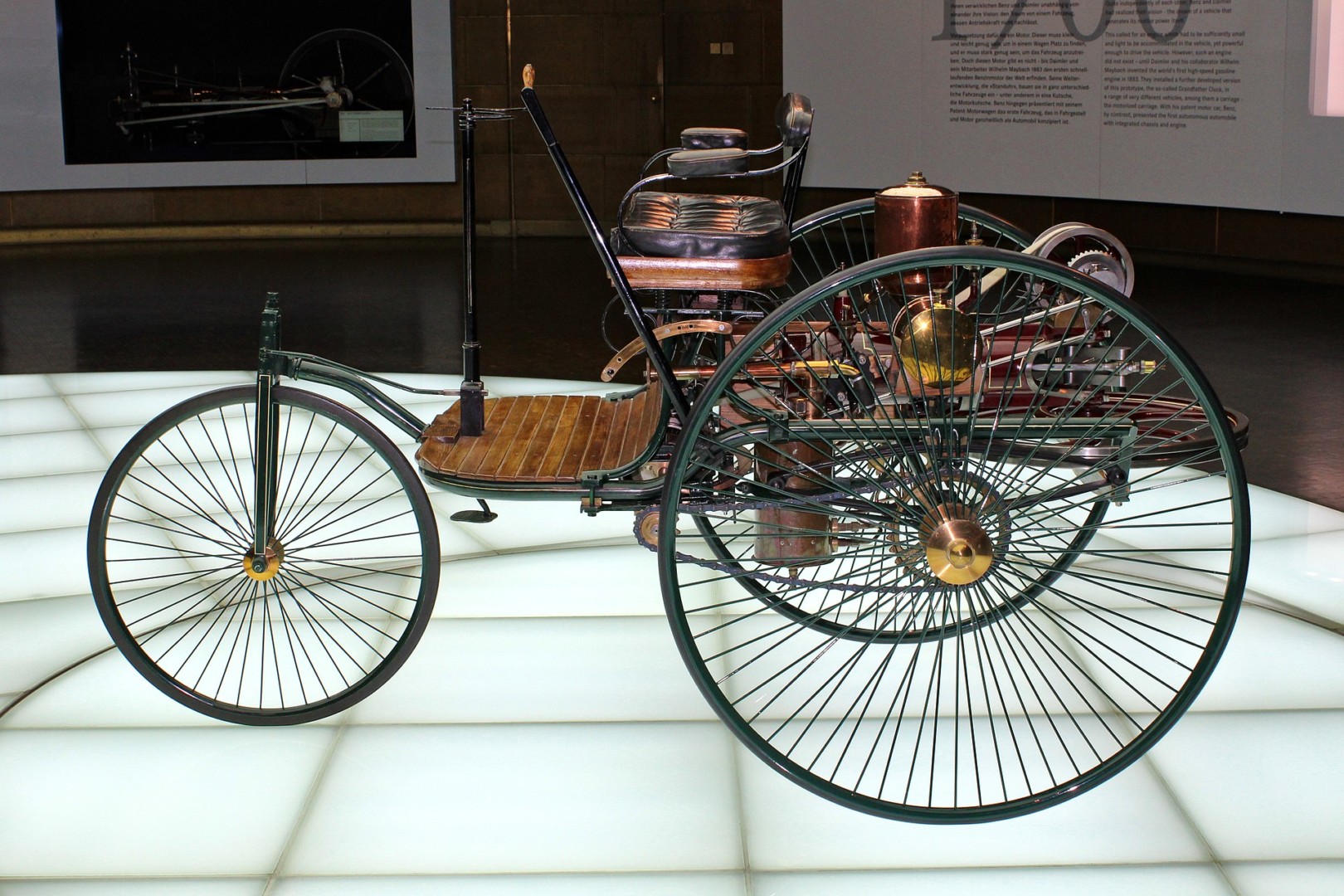 Téo : la première automobile à essence – 1885 – Musée de la STATION ...